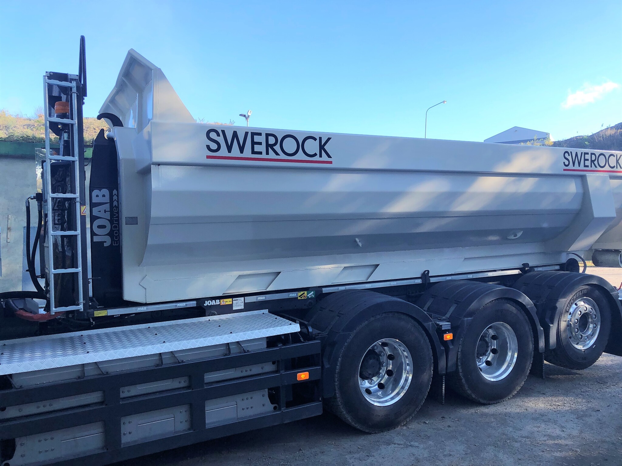 ELECTRIC VOLVO FMX WITH JOAB L24 ECODRIVE - JOAB