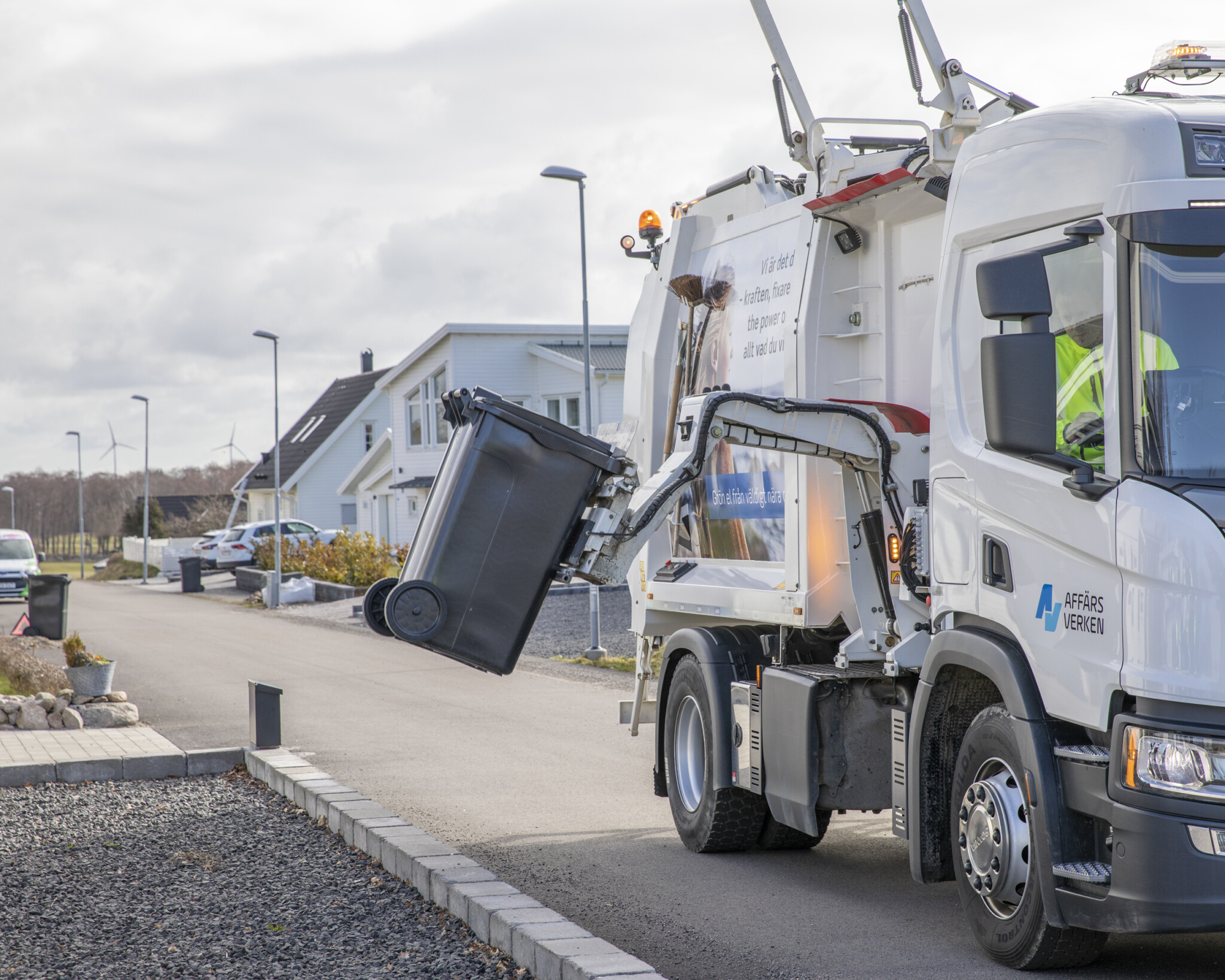 The world's first side loader with split containers - JOAB