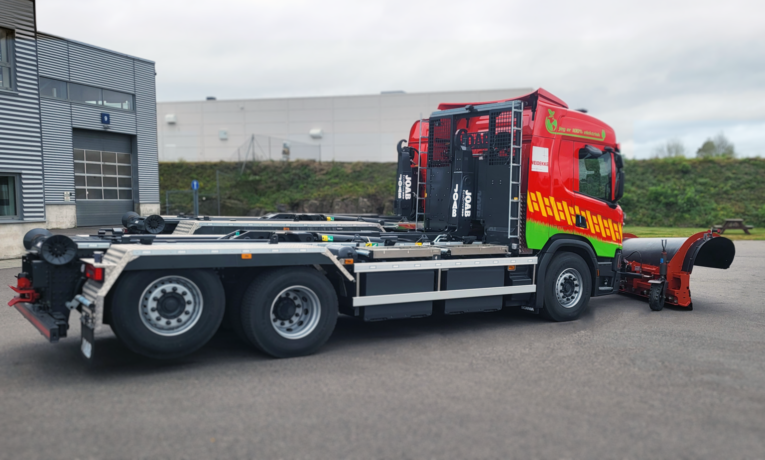 The first electric plow truck with JOAB EcoDrive hooklift